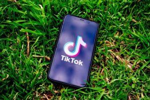 Cara Membuat Tulisan di Video Tik Tok - Daily Randy